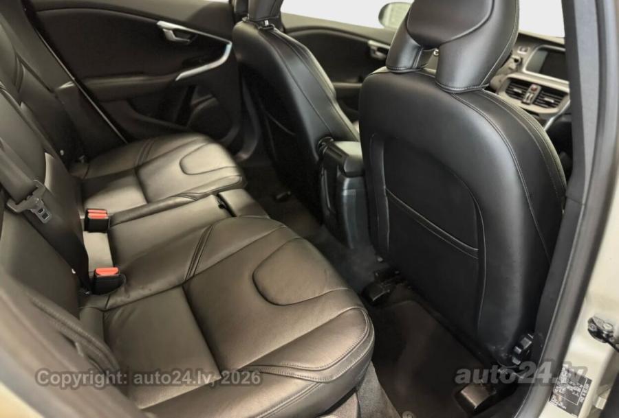 Smilšu krāsa Volvo V40 2016 Tallina, ar dzinēja tilpumu 2.00 L un nobraukumu 151 tūkst. km par 11790 €, foto 18 vietnē AUTOMOTO.COM.LV