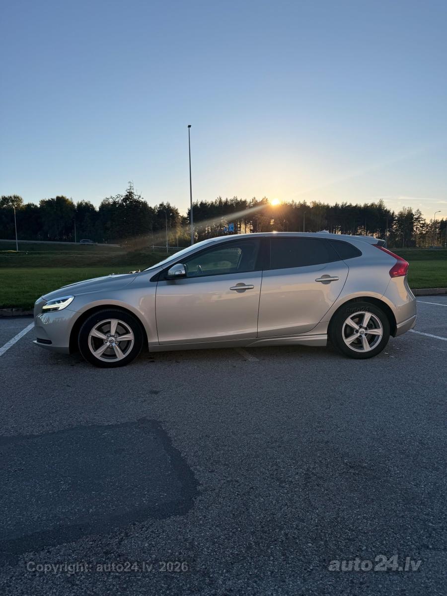 Smilšu krāsa Volvo V40 2019 Tallina, ar dzinēja tilpumu 2.00 L un nobraukumu 64 tūkst. km par 19900 €, foto 1 vietnē AUTOMOTO.COM.LV