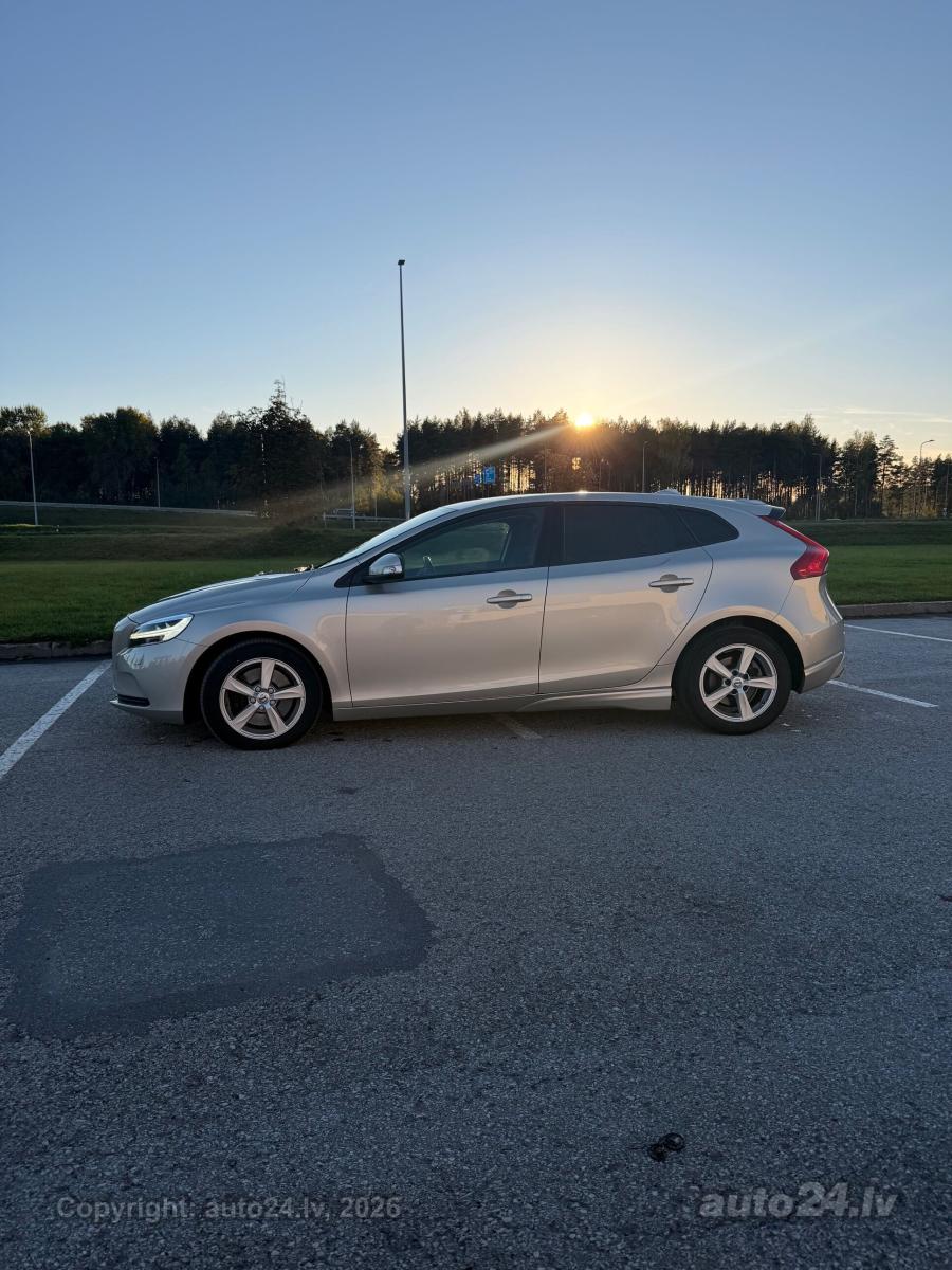 Smilšu krāsa Volvo V40 2019 Tallina, ar dzinēja tilpumu 2.00 L un nobraukumu 64 tūkst. km par 19900 €, foto 3 vietnē AUTOMOTO.COM.LV
