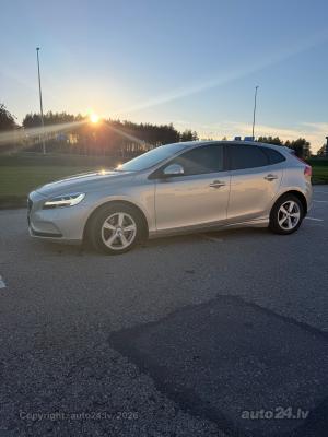Smilšu krāsa Volvo V40 2019 Tallina, ar dzinēja tilpumu 2.00 L un nobraukumu 64 tūkst. km par 19900 €, foto 4 vietnē AUTOMOTO.COM.LV