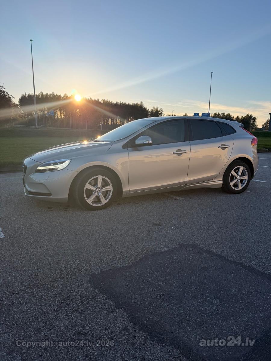 Smilšu krāsa Volvo V40 2019 Tallina, ar dzinēja tilpumu 2.00 L un nobraukumu 64 tūkst. km par 19900 €, foto 4 vietnē AUTOMOTO.COM.LV