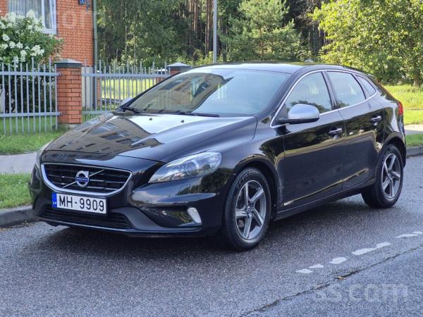 Black Volvo V40 2015 in Riga, with an engine capacity of 2.00 L and mileage of 280 thousand km for 5500 €, photo 4 on AUTOMOTO.COM.LV