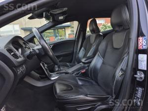 Black Volvo V40 2015 in Riga, with an engine capacity of 2.00 L and mileage of 280 thousand km for 5500 €, photo 10 on AUTOMOTO.COM.LV