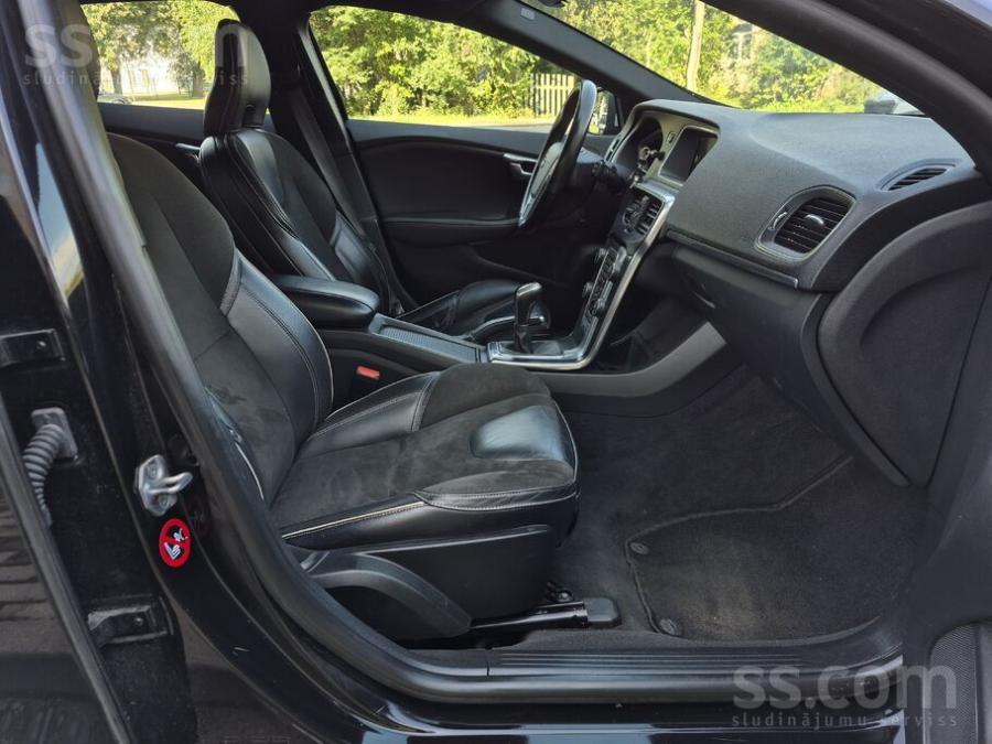 Black Volvo V40 2015 in Riga, with an engine capacity of 2.00 L and mileage of 280 thousand km for 5500 €, photo 12 on AUTOMOTO.COM.LV