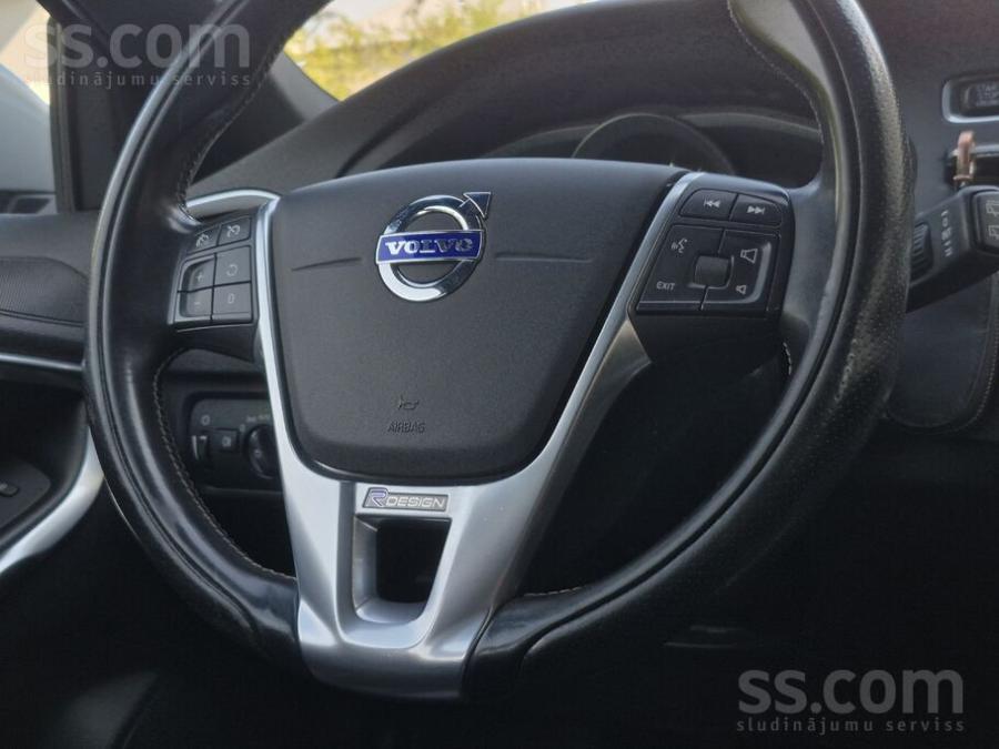 Black Volvo V40 2015 in Riga, with an engine capacity of 2.00 L and mileage of 280 thousand km for 5500 €, photo 13 on AUTOMOTO.COM.LV