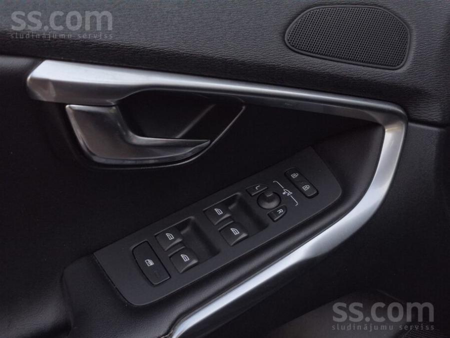 Black Volvo V40 2015 in Riga, with an engine capacity of 2.00 L and mileage of 280 thousand km for 5500 €, photo 19 on AUTOMOTO.COM.LV