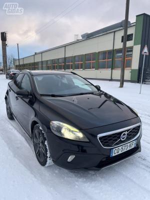 Black Volvo V40 2013 in Vilnius, with an engine capacity of 2.00 L and mileage of 330 thousand km for 6900 €, photo  on AUTOMOTO.COM.LV