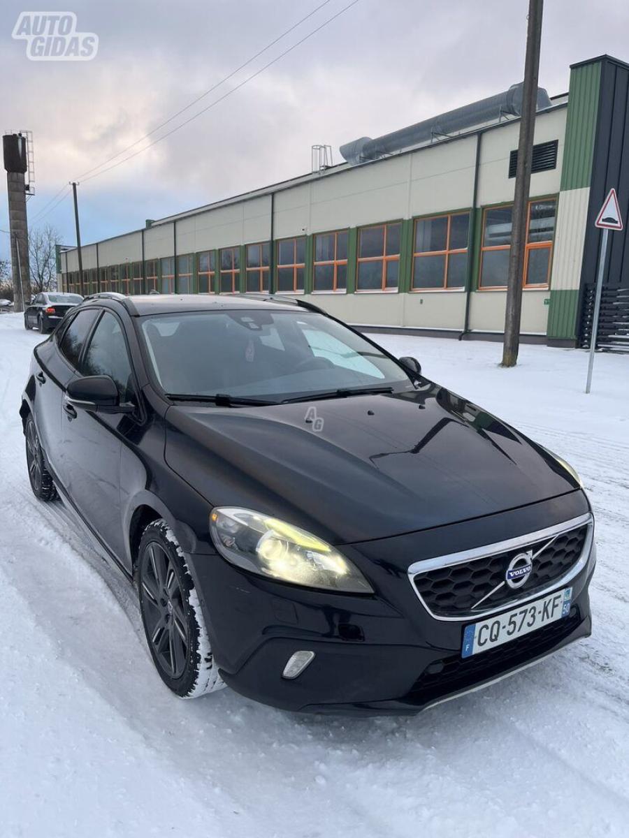 Black Volvo V40 2013 in Vilnius, with an engine capacity of 2.00 L and mileage of 330 thousand km for 6900 €, photo 1 on AUTOMOTO.COM.LV