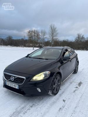Black Volvo V40 2013 in Vilnius, with an engine capacity of 2.00 L and mileage of 330 thousand km for 6900 €, photo 2 on AUTOMOTO.COM.LV