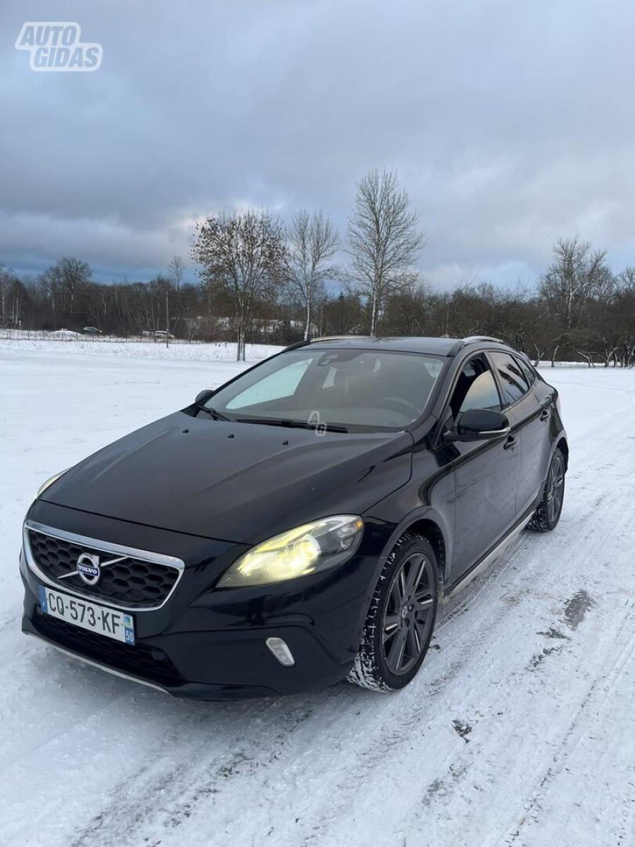 Black Volvo V40 2013 in Vilnius, with an engine capacity of 2.00 L and mileage of 330 thousand km for 6900 €, photo 2 on AUTOMOTO.COM.LV