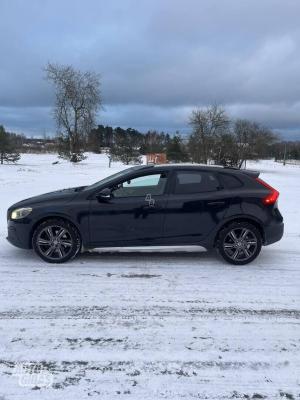 Black Volvo V40 2013 in Vilnius, with an engine capacity of 2.00 L and mileage of 330 thousand km for 6900 €, photo 4 on AUTOMOTO.COM.LV