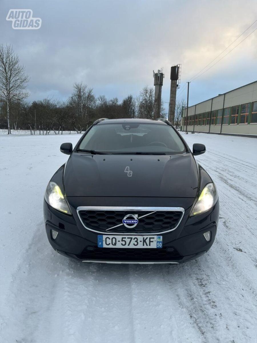 Black Volvo V40 2013 in Vilnius, with an engine capacity of 2.00 L and mileage of 330 thousand km for 6900 €, photo 5 on AUTOMOTO.COM.LV