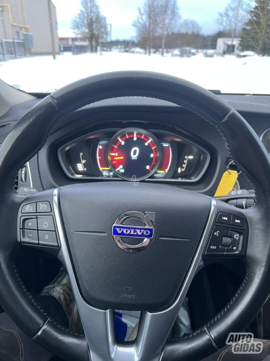 Black Volvo V40 2013 in Vilnius, with an engine capacity of 2.00 L and mileage of 330 thousand km for 6900 €, photo 8 on AUTOMOTO.COM.LV