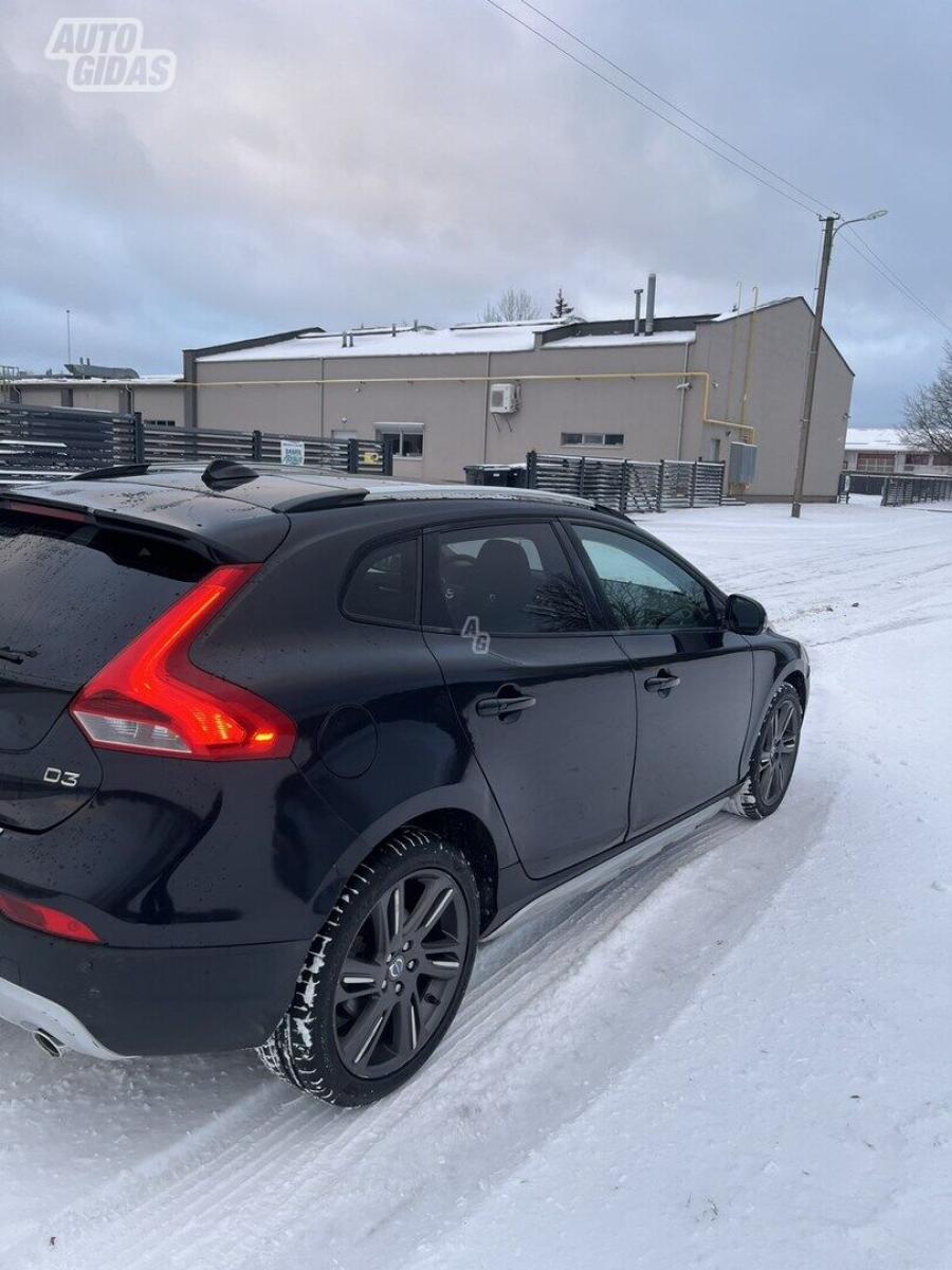 Black Volvo V40 2013 in Vilnius, with an engine capacity of 2.00 L and mileage of 330 thousand km for 6900 €, photo 10 on AUTOMOTO.COM.LV