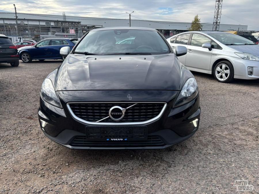 Black Volvo V40 2016 in Kaunas, with an engine capacity of 2.00 L and mileage of 236 thousand km for 5970 €, photo 4 on AUTOMOTO.COM.LV