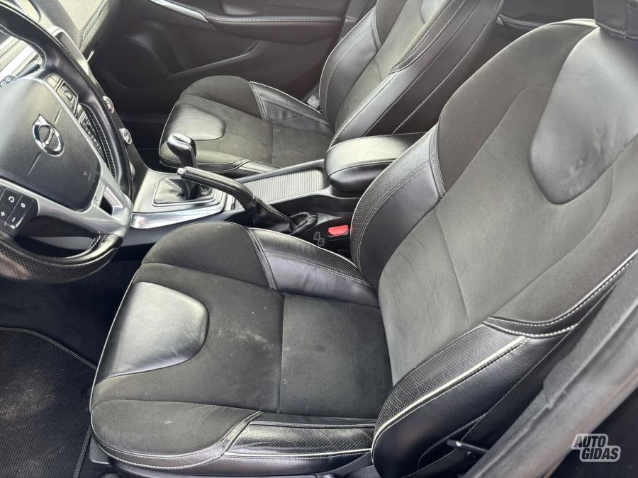 Black Volvo V40 2016 in Kaunas, with an engine capacity of 2.00 L and mileage of 236 thousand km for 5970 €, photo 11 on AUTOMOTO.COM.LV