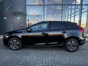 Black Volvo V40 2017 in Vilnius, with an engine capacity of 1.97 L and mileage of 246 thousand km for 9399 €, photo 4 on AUTOMOTO.COM.LV