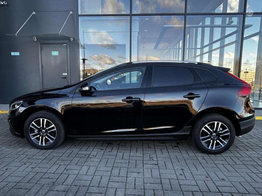 Black Volvo V40 2017 in Vilnius, with an engine capacity of 1.97 L and mileage of 246 thousand km for 9399 €, photo 4 on AUTOMOTO.COM.LV