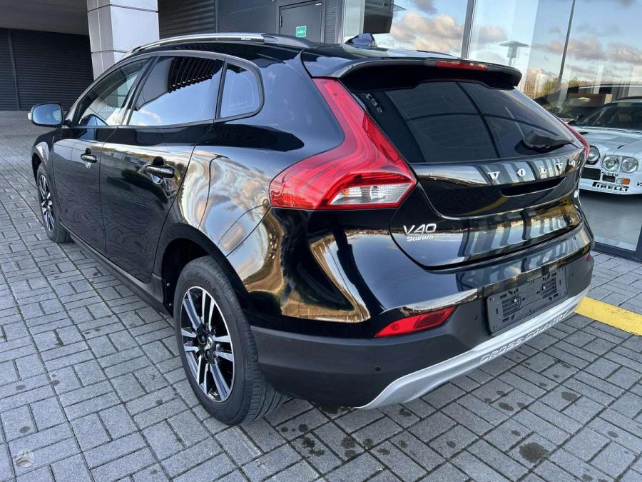 Black Volvo V40 2017 in Vilnius, with an engine capacity of 1.97 L and mileage of 246 thousand km for 9399 €, photo 5 on AUTOMOTO.COM.LV