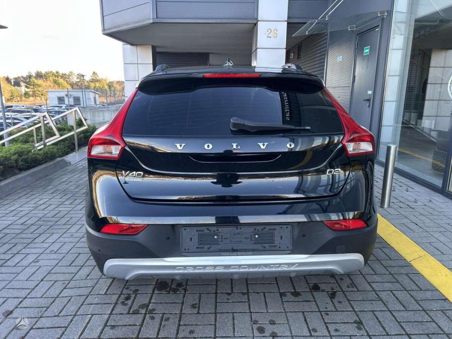 Black Volvo V40 2017 in Vilnius, with an engine capacity of 1.97 L and mileage of 246 thousand km for 9399 €, photo 6 on AUTOMOTO.COM.LV