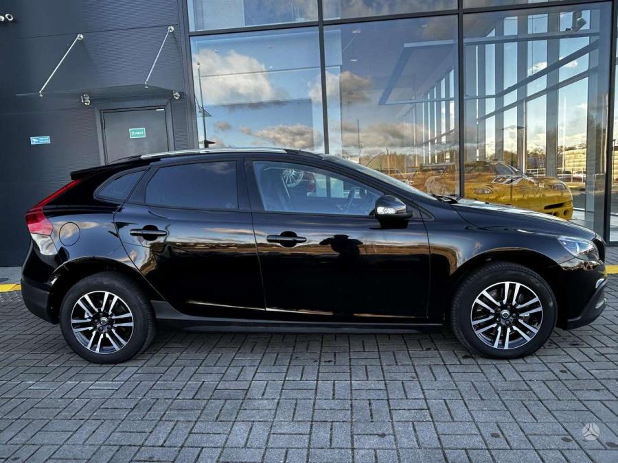 Black Volvo V40 2017 in Vilnius, with an engine capacity of 1.97 L and mileage of 246 thousand km for 9399 €, photo 8 on AUTOMOTO.COM.LV