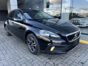 Black Volvo V40 2017 in Vilnius, with an engine capacity of 1.97 L and mileage of 246 thousand km for 9399 €, photo 9 on AUTOMOTO.COM.LV