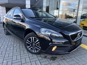 Black Volvo V40 2017 in Vilnius, with an engine capacity of 1.97 L and mileage of 246 thousand km for 9399 €, photo 10 on AUTOMOTO.COM.LV