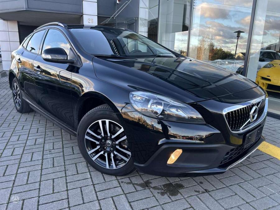 Black Volvo V40 2017 in Vilnius, with an engine capacity of 1.97 L and mileage of 246 thousand km for 9399 €, photo 10 on AUTOMOTO.COM.LV