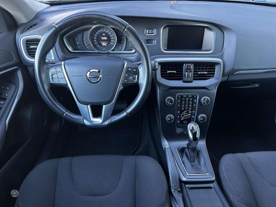 Black Volvo V40 2017 in Vilnius, with an engine capacity of 1.97 L and mileage of 246 thousand km for 9399 €, photo 11 on AUTOMOTO.COM.LV