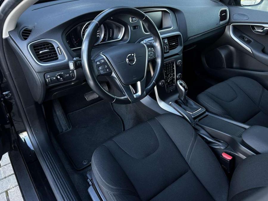Black Volvo V40 2017 in Vilnius, with an engine capacity of 1.97 L and mileage of 246 thousand km for 9399 €, photo 12 on AUTOMOTO.COM.LV