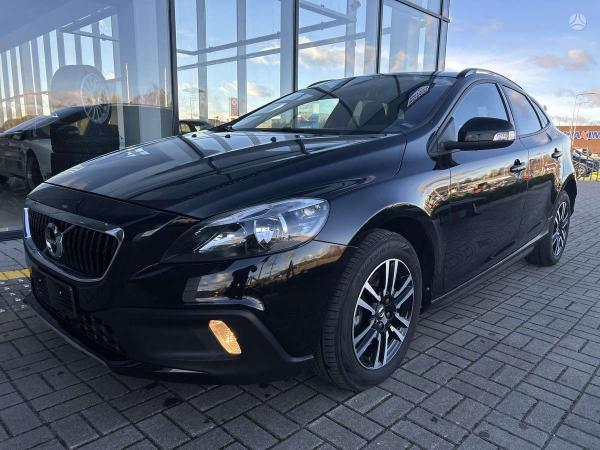 Black Volvo V40 2017 in Vilnius, with an engine capacity of 1.97 L and mileage of 246 thousand km for 9399 €, photo 3 on AUTOMOTO.COM.LV