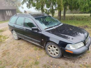 Black Volvo V40 2001 in Tukums, with an engine capacity of 1.90 L and mileage of 436 thousand km for 450 €, photo 1 on AUTOMOTO.COM.LV