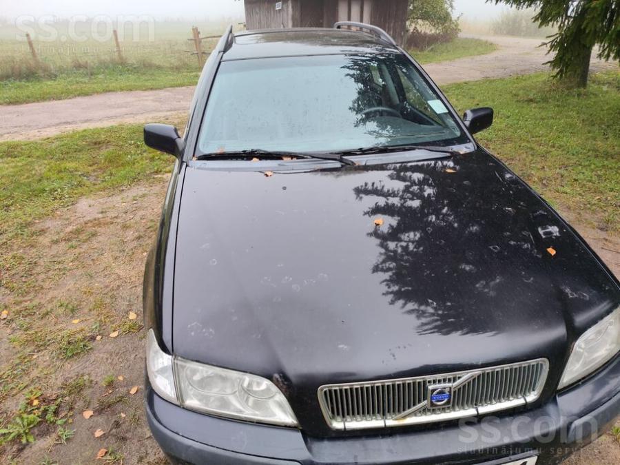 Black Volvo V40 2001 in Tukums, with an engine capacity of 1.90 L and mileage of 436 thousand km for 450 €, photo 3 on AUTOMOTO.COM.LV