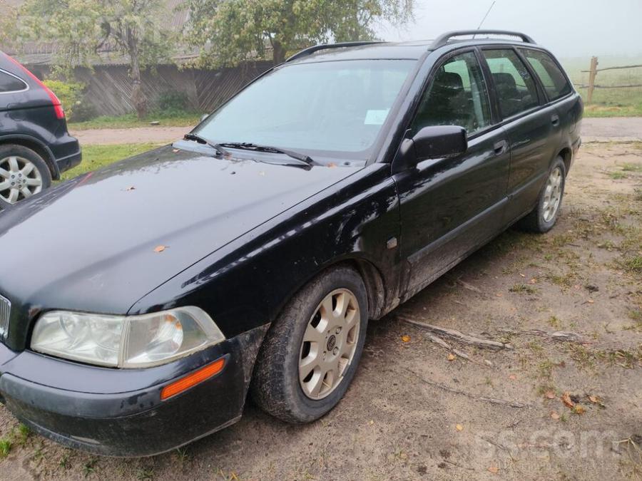 Black Volvo V40 2001 in Tukums, with an engine capacity of 1.90 L and mileage of 436 thousand km for 450 €, photo 4 on AUTOMOTO.COM.LV