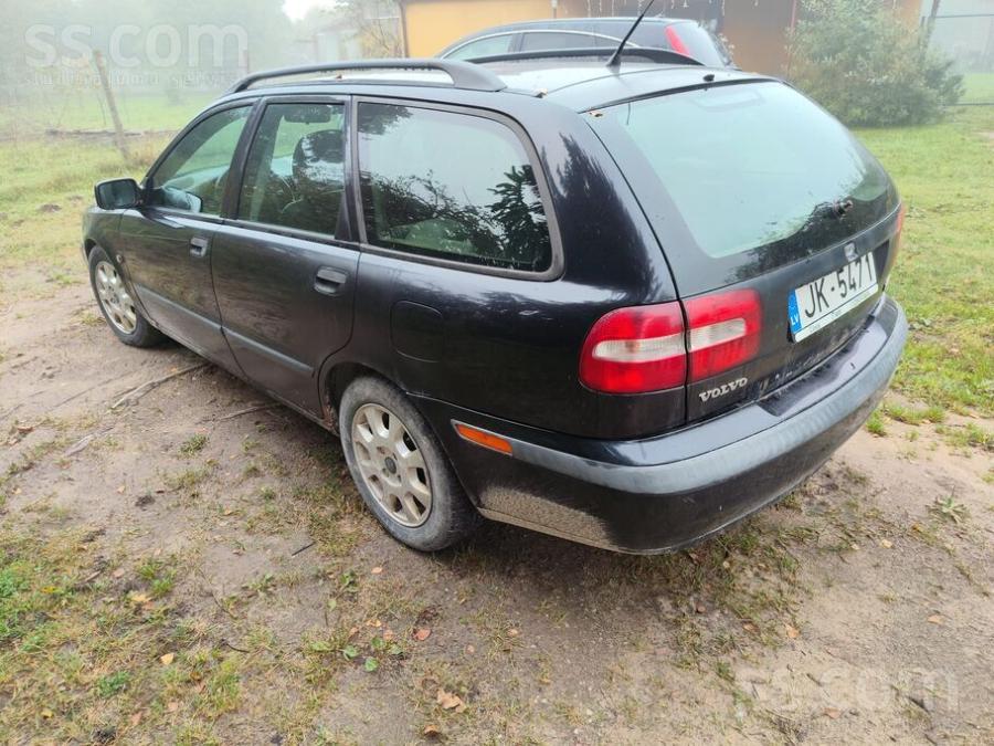 Black Volvo V40 2001 in Tukums, with an engine capacity of 1.90 L and mileage of 436 thousand km for 450 €, photo 5 on AUTOMOTO.COM.LV