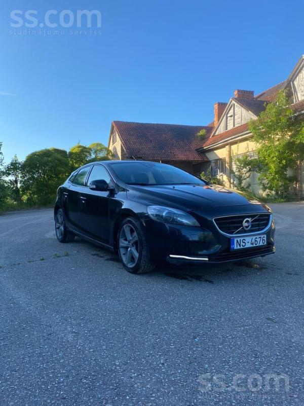 Melns Volvo V40 2012 Liepāja, ar dzinēja tilpumu 1.60 L un nobraukumu 285 tūkst. km par 4200 €, foto 2 vietnē AUTOMOTO.COM.LV