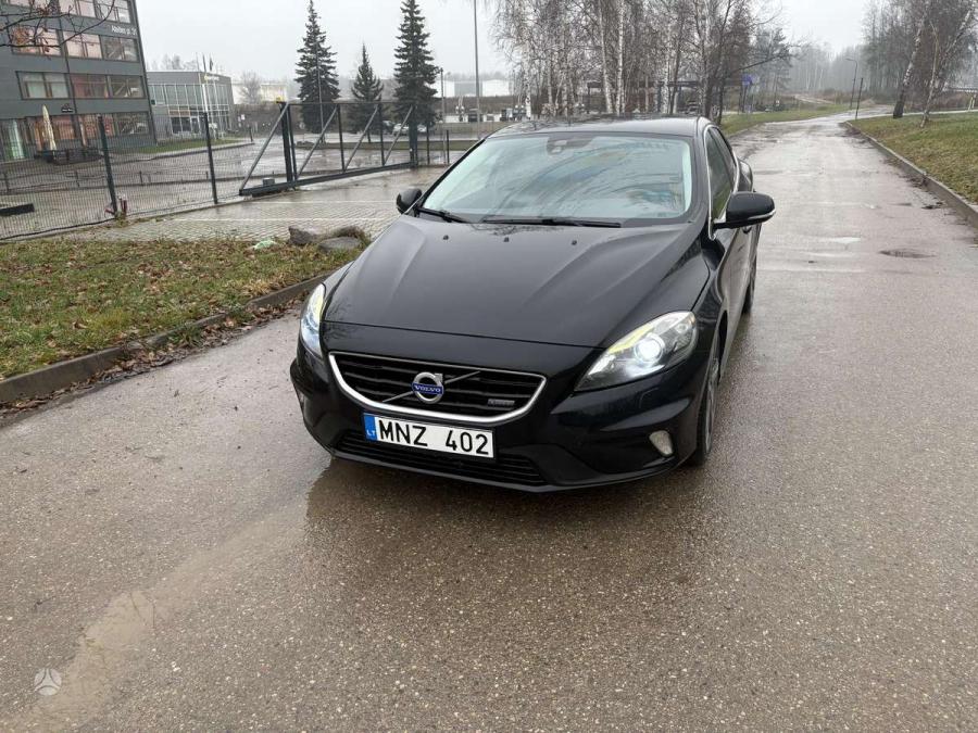 Black Volvo V40 2012 in Kaunas, with an engine capacity of 2.00 L and mileage of 315 thousand km for 6400 €, photo 2 on AUTOMOTO.COM.LV