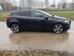 Black Volvo V40 2012 in Kaunas, with an engine capacity of 2.00 L and mileage of 315 thousand km for 6400 €, photo 4 on AUTOMOTO.COM.LV