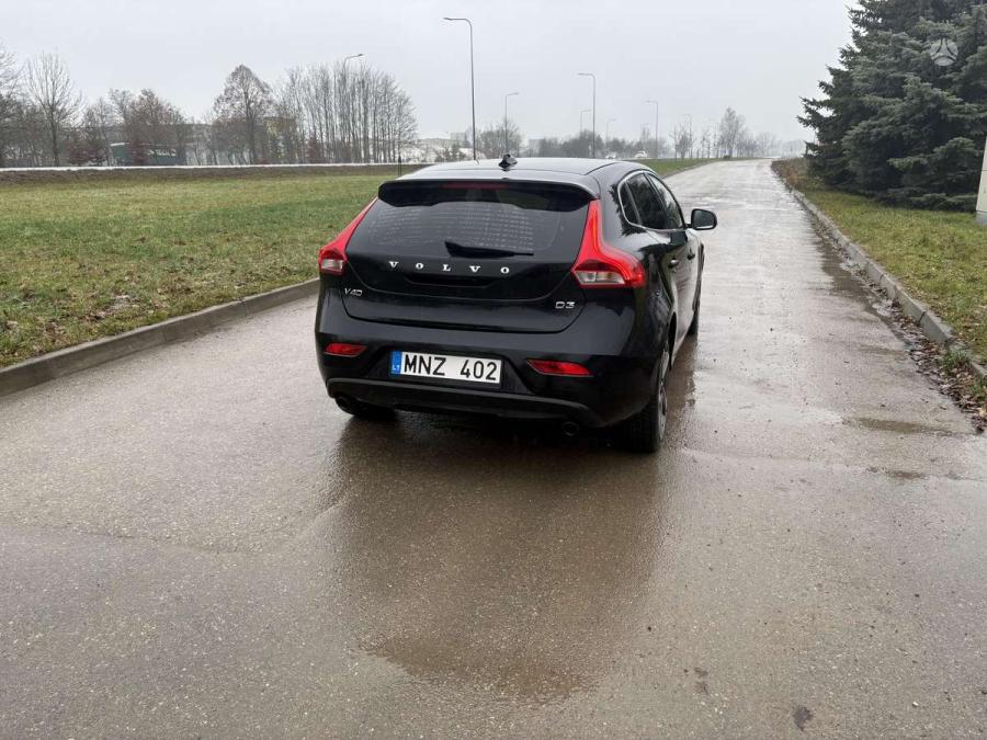 Black Volvo V40 2012 in Kaunas, with an engine capacity of 2.00 L and mileage of 315 thousand km for 6400 €, photo 6 on AUTOMOTO.COM.LV