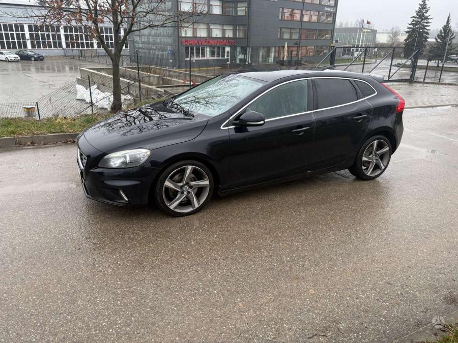 Black Volvo V40 2012 in Kaunas, with an engine capacity of 2.00 L and mileage of 315 thousand km for 6400 €, photo 8 on AUTOMOTO.COM.LV