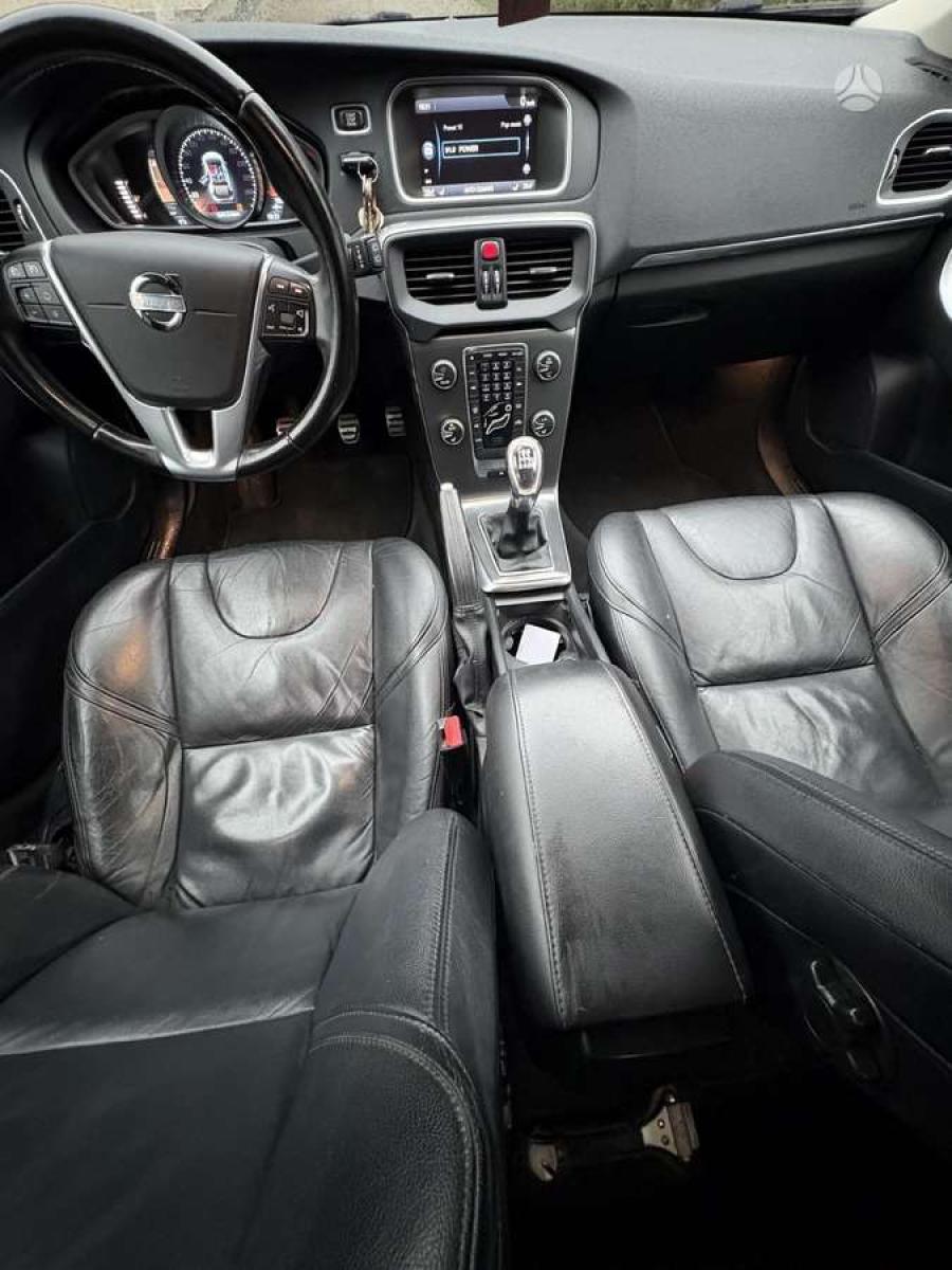 Black Volvo V40 2012 in Kaunas, with an engine capacity of 2.00 L and mileage of 315 thousand km for 6400 €, photo 12 on AUTOMOTO.COM.LV