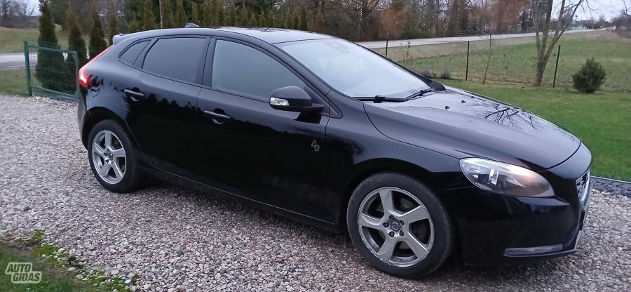 Black Volvo V40 2012 in Alytus, with an engine capacity of 2.00 L and mileage of 312 thousand km for 5950 €, photo 3 on AUTOMOTO.COM.LV