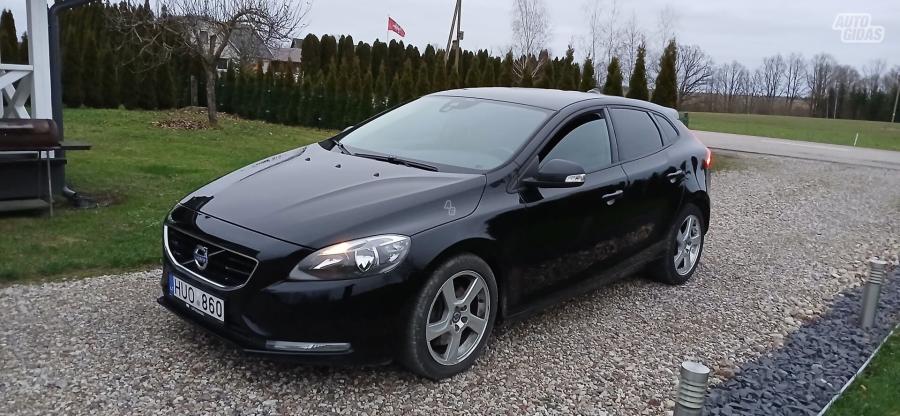 Black Volvo V40 2012 in Alytus, with an engine capacity of 2.00 L and mileage of 312 thousand km for 5950 €, photo 4 on AUTOMOTO.COM.LV