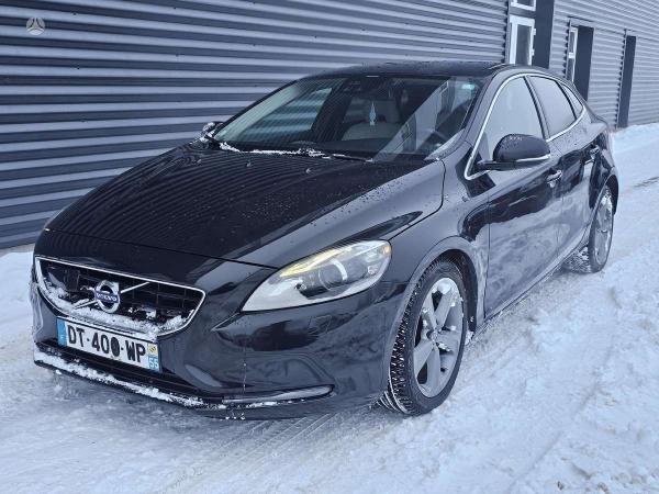 Black Volvo V40 2012 in Taurage, with an engine capacity of 1.60 L and mileage of 300 thousand km for 4900 €, photo 1 on AUTOMOTO.COM.LV