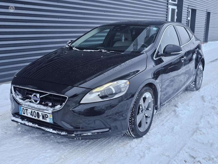 Melns Volvo V40 2012 Tauragė, ar dzinēja tilpumu 1.60 L un nobraukumu 300 tūkst. km par 4900 €, foto 1 vietnē AUTOMOTO.COM.LV
