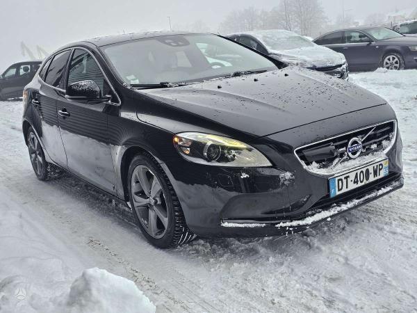 Black Volvo V40 2012 in Taurage, with an engine capacity of 1.60 L and mileage of 300 thousand km for 4900 €, photo 3 on AUTOMOTO.COM.LV