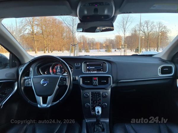 Melns Volvo V40 2012 Tallina, ar dzinēja tilpumu 2.00 L un nobraukumu 327 tūkst. km par 6000 €, foto 8 vietnē AUTOMOTO.COM.LV