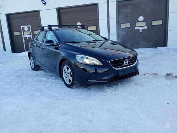 Black Volvo V40 2012 in Utena, with an engine capacity of 1.56 L and mileage of 181 thousand km for 4599 €, photo 1 on AUTOMOTO.COM.LV