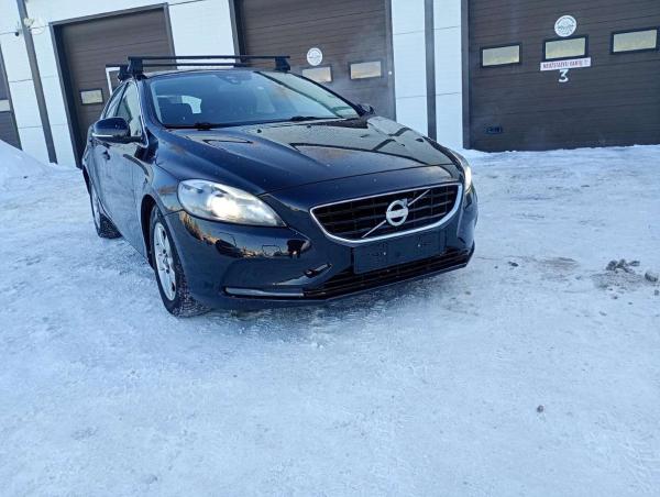 Black Volvo V40 2012 in Utena, with an engine capacity of 1.56 L and mileage of 181 thousand km for 4599 €, photo 3 on AUTOMOTO.COM.LV