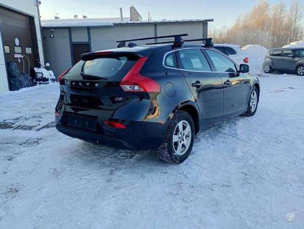 Black Volvo V40 2012 in Utena, with an engine capacity of 1.56 L and mileage of 181 thousand km for 4599 €, photo 5 on AUTOMOTO.COM.LV